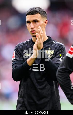 Bilal El Khannouss (VfB Stuttgart, #11) spielt den Ball vor Leo Leroy ...