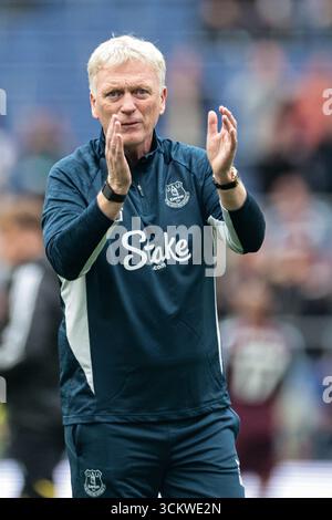David Moyes manager of Everton claps fans after the Premier League ...