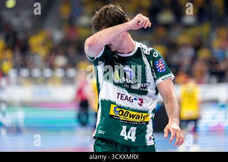 Stephan Seitz (ThSV Eisenach, #44) on the ball. Christopher Bissel (HC Erlangen, #21) HC ...