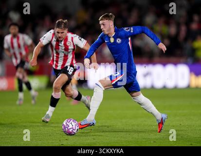 Yehor Yarmolyuk of Brentford and Cole Palmer of Chelsea battle during ...