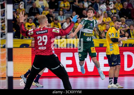 Stephan Seitz (ThSV Eisenach, #44) on the ball. Christopher Bissel (HC ...