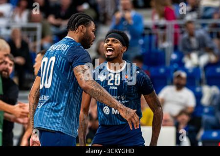 Michael Weathers (20; MLP) und Marcus Weathers (0; MLP) im Gespr?ch mit ...