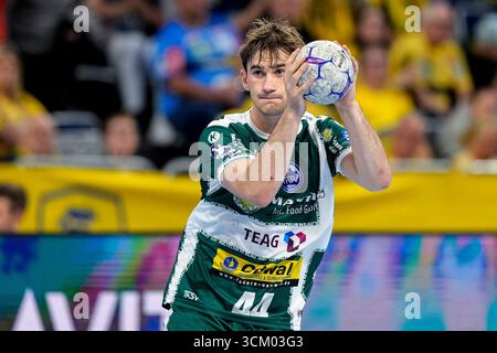 Stephan Seitz (ThSV Eisenach, #44) on the ball. Christopher Bissel (HC Erlangen, #21) HC ...