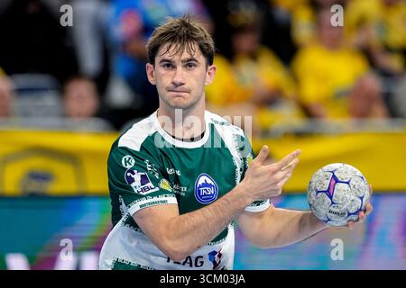 Stephan Seitz (ThSV Eisenach, #44) on the ball. Christopher Bissel (HC Erlangen, #21) HC ...