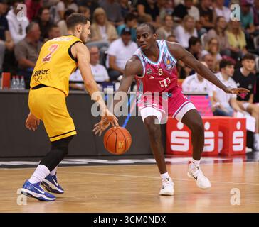 Tylan Birts (Telekom Baskets Bonn #5) (am Ball), Robin Lodders (BG ...
