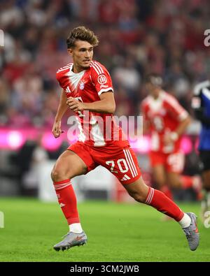 Tom Bischof (FC FC Bayern Munich, #20) with ball, GER, final training ...