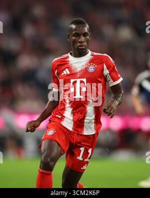 Nicolas JACKSON (FC Bayern Munich), action, duels versus Robin HRANAC ...