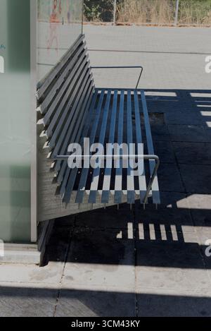 Estructura moderna arquitectonica al aire libre con techo de láminas y ...