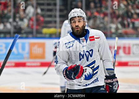Anthony Greco (Adler Mannheim, #44) Dresden Ice Lions vs. Adler ...