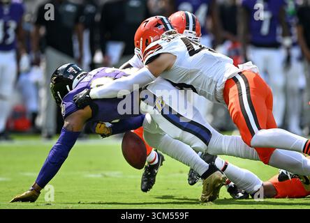 Cleveland Browns linebacker Carson Schwesinger (49), center, jogs off ...