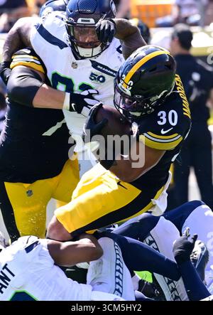 Pittsburgh Steelers running back Jaylen Warren (30) celebrates with ...