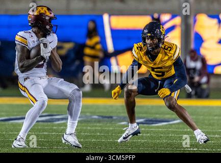 California defensive back Hezekiah Masses (5) warms up before a NCAA ...