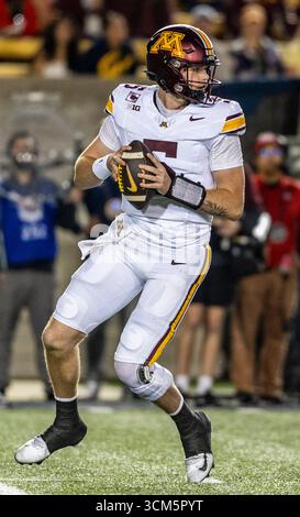 Minnesota quarterback Drake Lindsey (5) looks to pass during the first ...