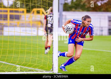 27, Abbie Larkin of Crystal Palace chases after 31, Chantelle Swaby of ...