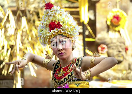 Temple dance, temple dancers, temple dancers in klaas masks and ...