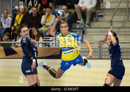 Anniken Obaidli (25 Storhamar) shoots the ball during the Norwegian ...