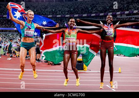 Jessica Hull and Faith Kipyegon celebrating her medal with her country ...
