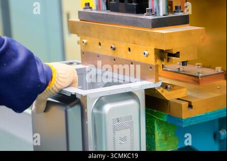 Spot welding process of microwave oven casing with precise metal ...