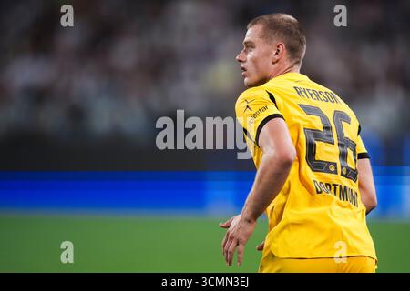 Julian Ryerson (Borussia Dortmund, #26) mit Alexis Claude-Maurice (FC ...