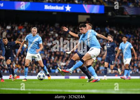 Manchester City's Phil Foden attempts a shot on goal during the Premier ...