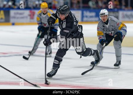 Tim Berni #21 (Geneve-Servette HC) and Mike Kunzle #73 (EV Zug) - 10.10 ...
