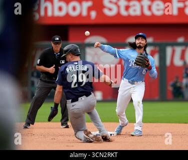 September 18, 2025: Seattle Mariners first base Josh Naylor (12) rounds ...