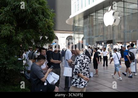 Customers who purchased the newly released iPhone 17 at the Apple ...