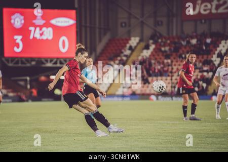 Anna Sandberg (2 Manchester United) clears the ball for a corner ...