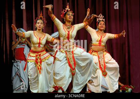 Kandi Lake Club Cultural Dance Show, Plate juggler, Kandy, Sri Lanka ...