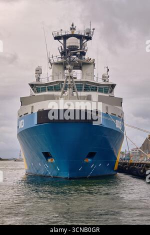 A port bow view of the coastal patrol boat USS FIREBOLT (PC-10 ...