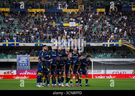 Cremonese team players pose for a group photo during the serie A ...