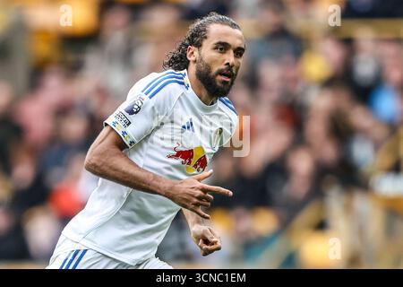 Dominic Calvert-Lewin of Leeds United claps fans after the Premier ...