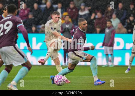 Elliot Anderson of Nottingham Forest crosses the ball during the ...