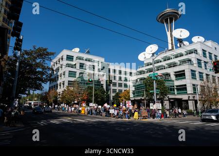 Seattle, USA. 20th Sep, 2025. At 10:00am protestors outside the ...