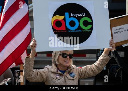 Seattle, USA. 20th Sep, 2025. At 10:00am protestors outside the ...