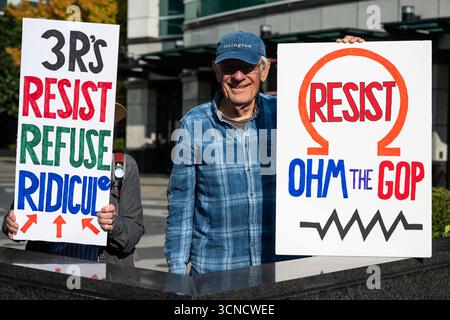Seattle, USA. 20th Sep, 2025. At 10:00am protestors outside the ...
