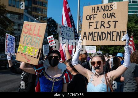 Seattle, USA. 20th Sep, 2025. At 10:00am protestors outside the ...