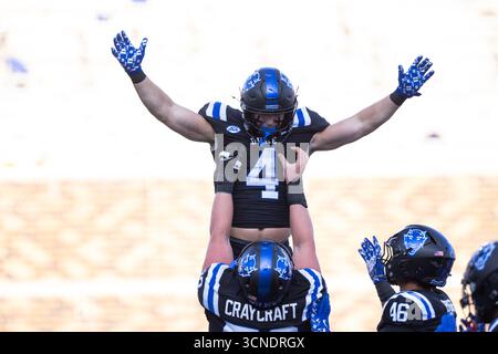 Duke offensive lineman Matt Craycraft (72) looks for someone to block ...