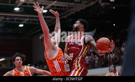 Christian Sengfelder (Ratiopharm Ulm, #43) arrives too late against ...