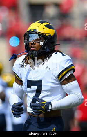 Michigan defensive back TJ Metcalf, right, tackles Wisconsin running ...