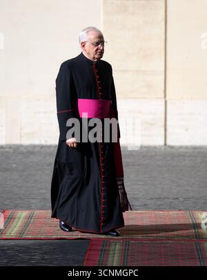 Vatikanstadt, Vatican. 22nd Sep, 2025. A Vatican car with the license ...