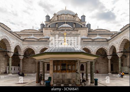 Outside Beyazit Mosque, Istanbul, Turkiye Stock Photo - Alamy