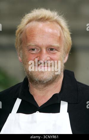 Anthony Worrall Thompson is revealed as the Epson Celebrity Dad Of The ...