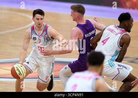 Jeff Garrett (Bonn) am Ball neben Demarcus Demonia (Bamberg), Telekom ...