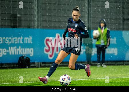 Jill Janssens (Hoffenheim, #09) in a duel with Julia Magerl (RB Leipzig ...