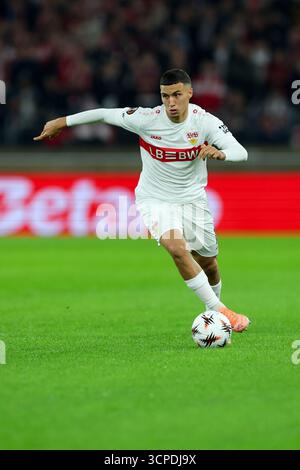 Bilal El Khannouss (VfB Stuttgart, #11) spielt den Ball vor Leo Leroy ...