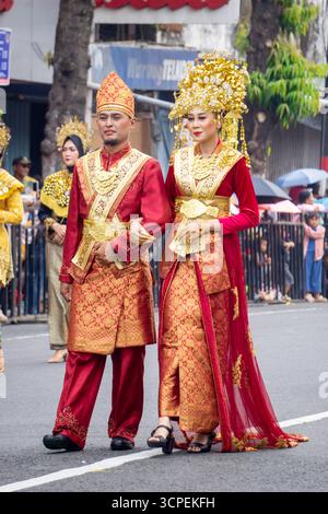 Traditional costume from Riau on the 3rd BEN Carnival Stock Photo - Alamy
