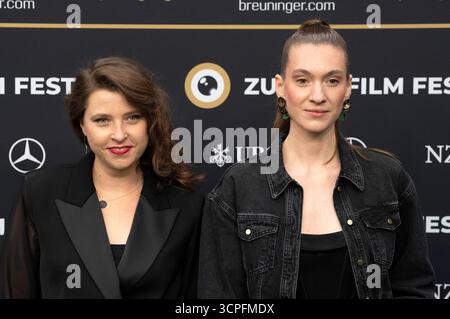Maria Brendle und Julia Buchmann bei der Festivaleröffnung mit der ...