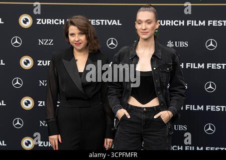 Maria Brendle und Julia Buchmann bei der Festivaleröffnung mit der ...