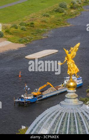 Dresden Altstadt Baggerschiff Domarin mit Regenbogen über der Elbe am ...